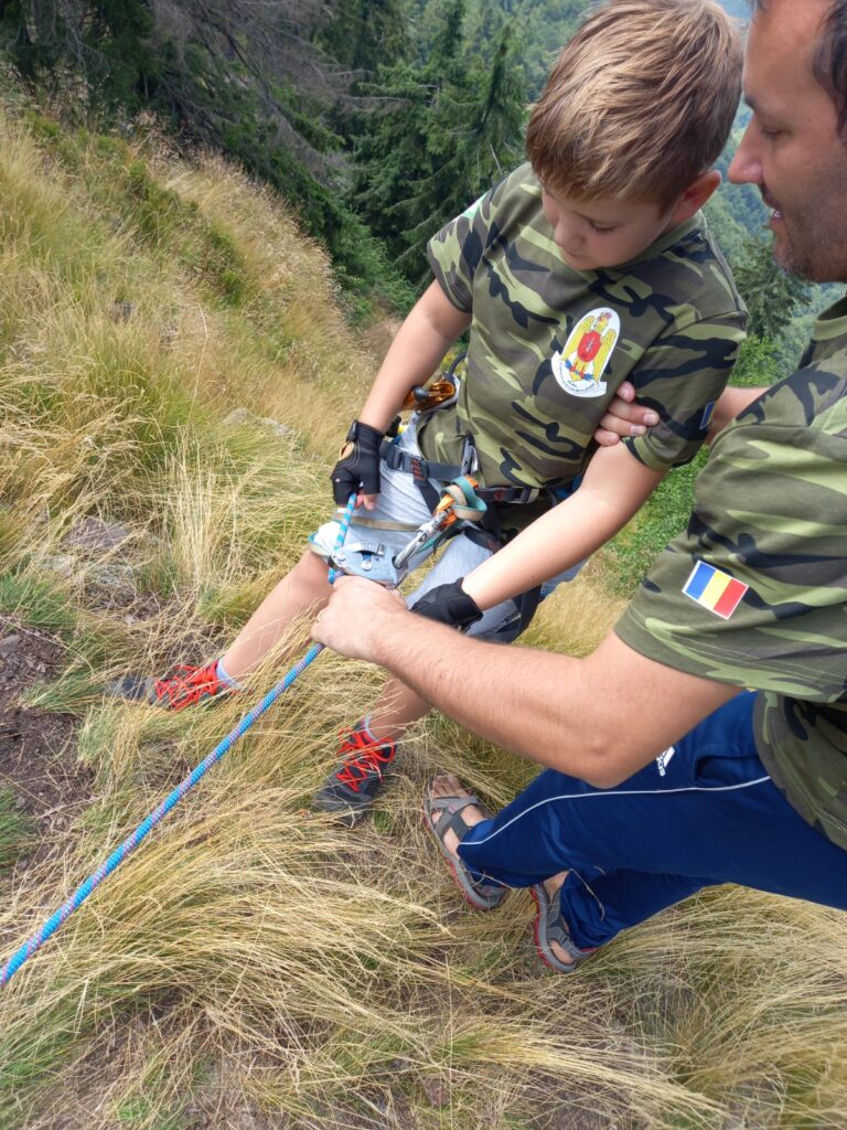 Tabără de vară în Munții Apuseni. Copiii au experimentat viața de soldat