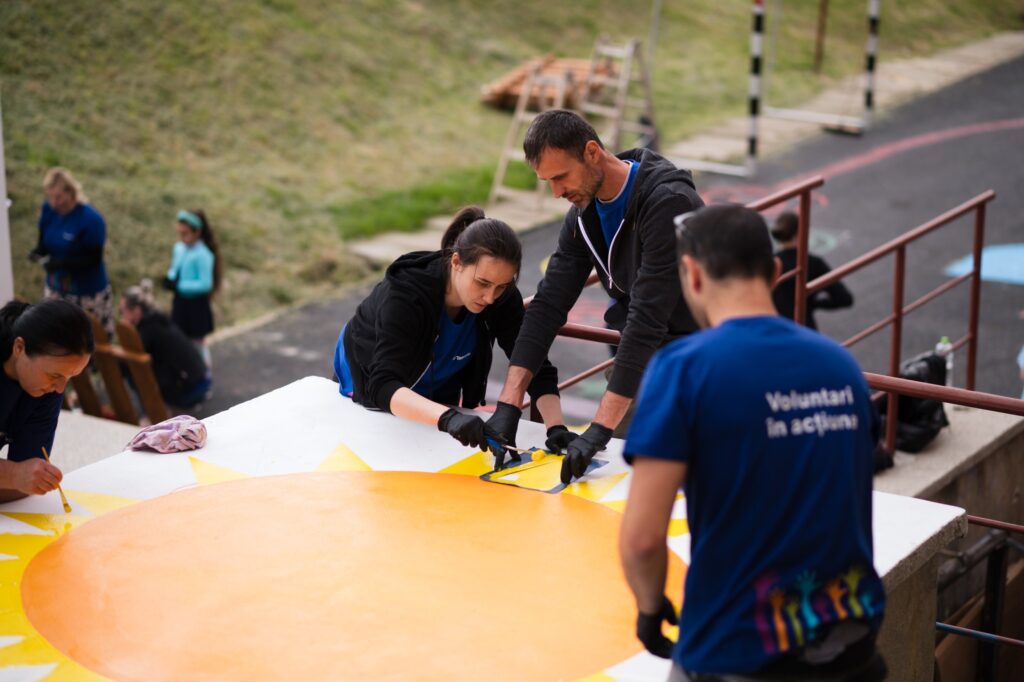 Zalău: Curtea școlii „Corneliu Coposu”, însuflețită de voluntari talentați