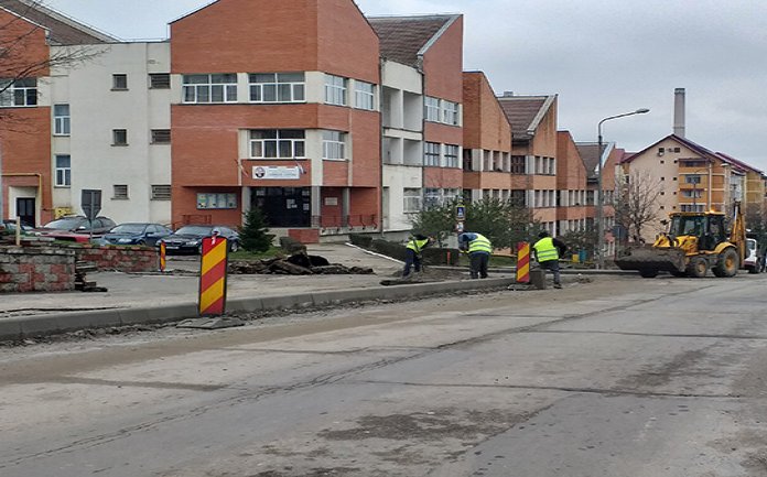 Strada Simion Barnutiu din Zalau se afla intr-un amplu proces de ...